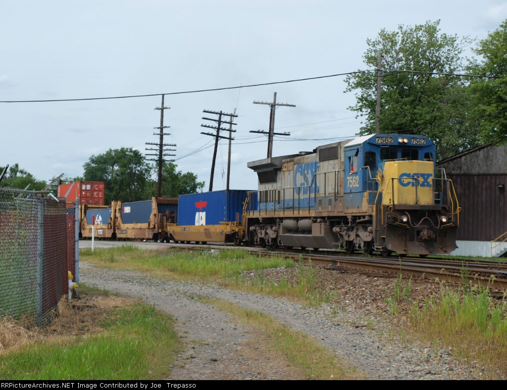CSX 7562 takes a lone stack train onto the northeast transfer wye.